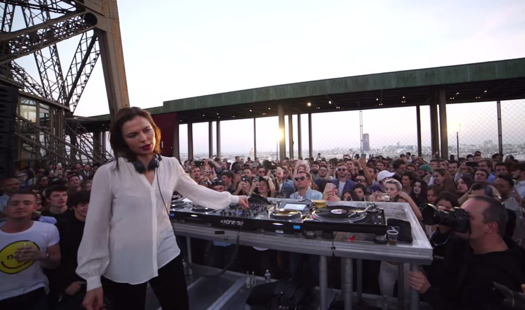 DJ-Set: Nina Kraviz legt für Cercle im Eiffelturm auf - Loop Rituals