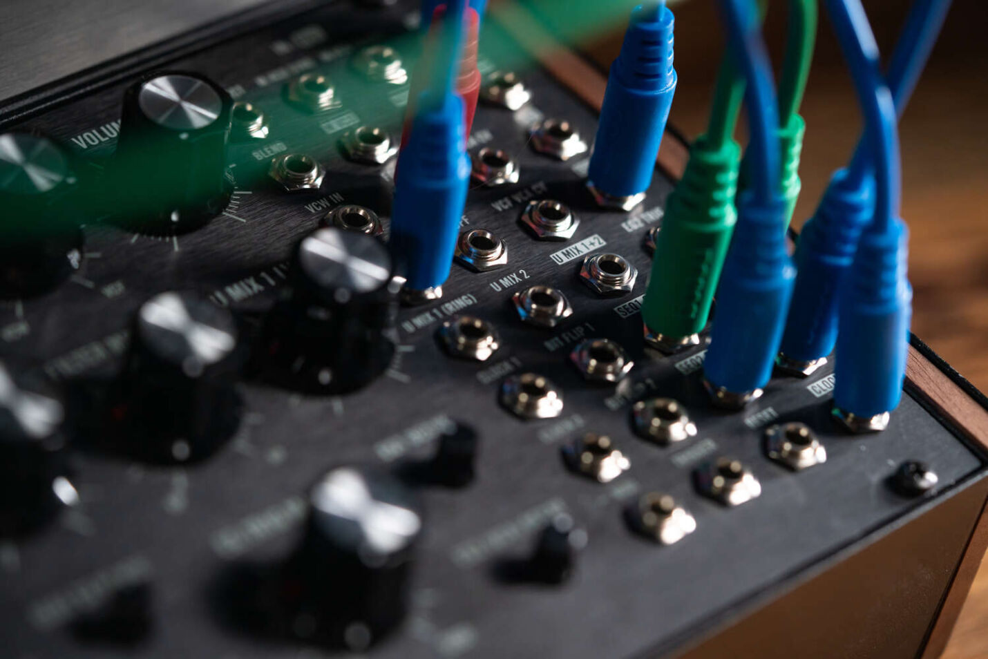 Moog Labyrinth: Semi-modularer Synthesizer offiziell vorgestellt - Loop ...
